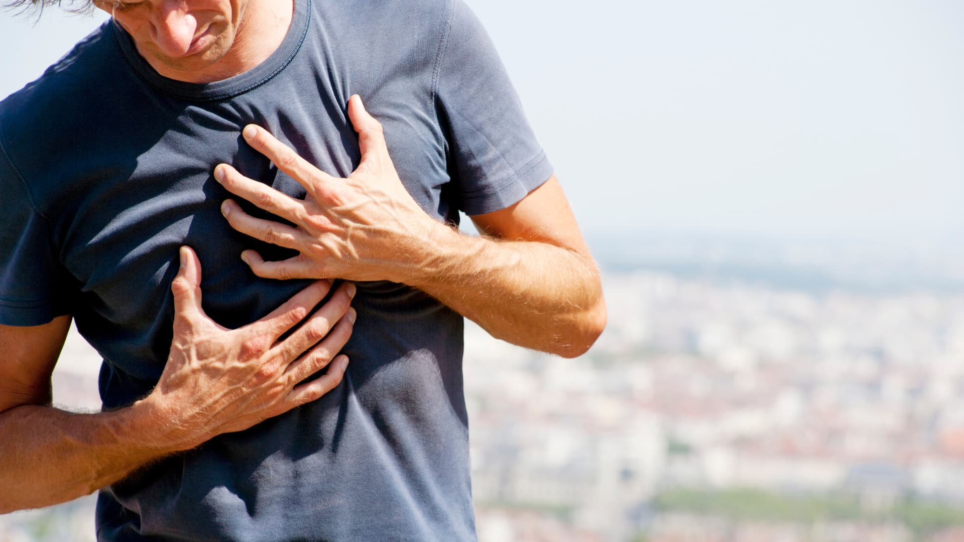 ¿Qué es la angina de pecho? Síntomas, causas y cuándo acudir al ...
